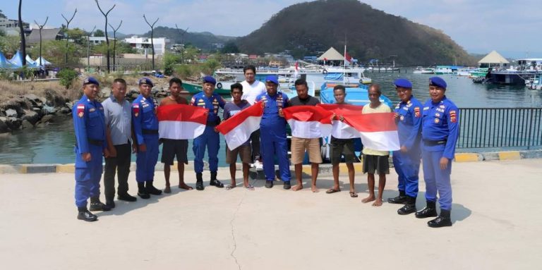 Polisi Bagikan Bendera Merah Putih ke Nelayan Labuan Bajo - Labuan Bajo ...